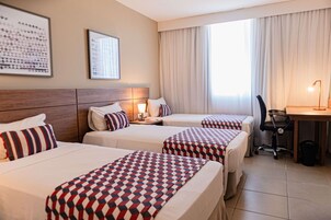 Quarto standard, 3 camas de solteiro | Cofres nos quartos, escrivaninha, cortinas blackout