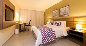Cofres nos quartos, escrivaninha, cortinas blackout