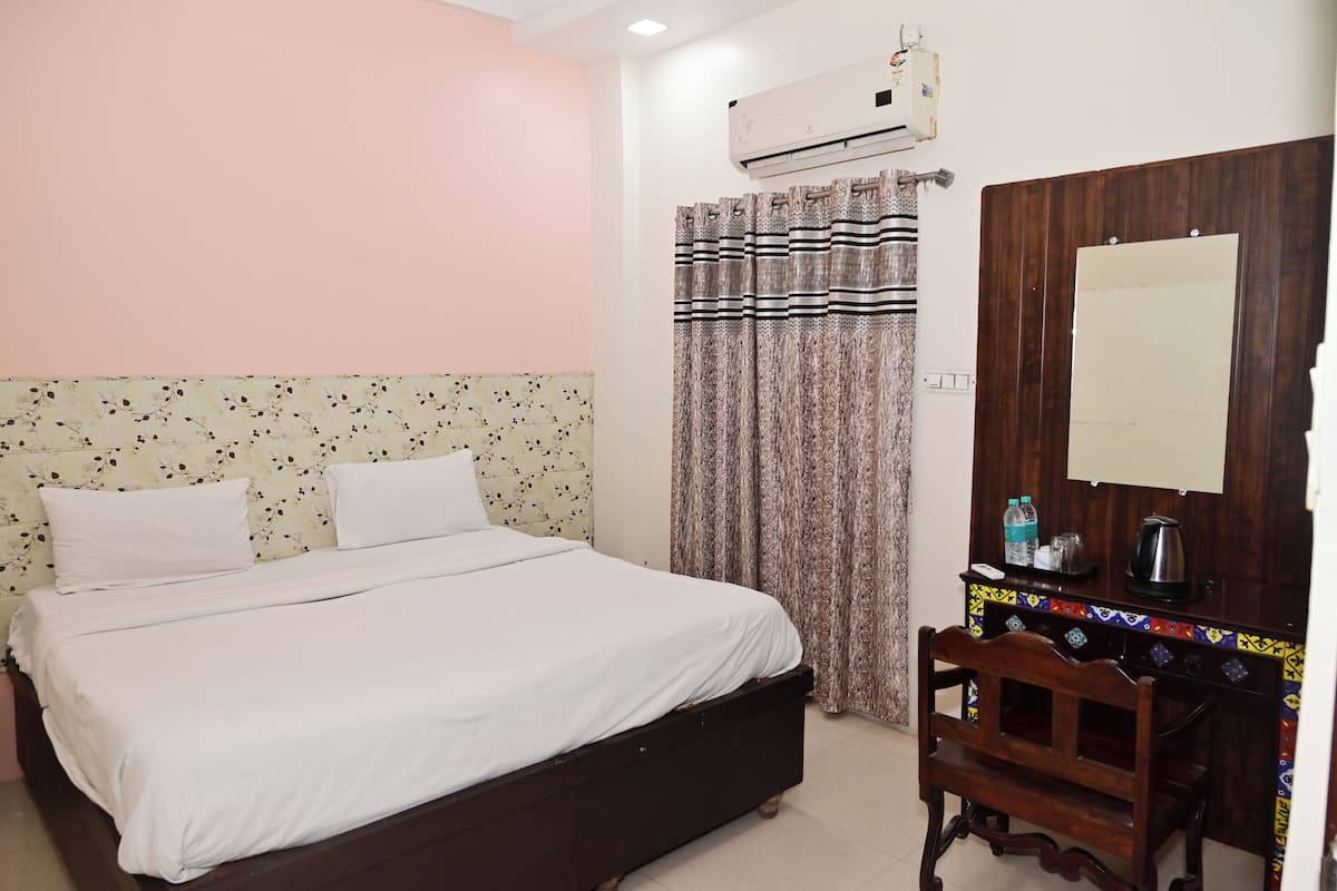 Quarto Standard, 1 quarto | Cofre no quarto, secretária, cortinas/cortinados opacos 
