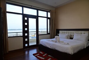 Quarto Deluxe, 1 cama de casal | Cofre no quarto, secretária, cortinas/cortinados opacos 