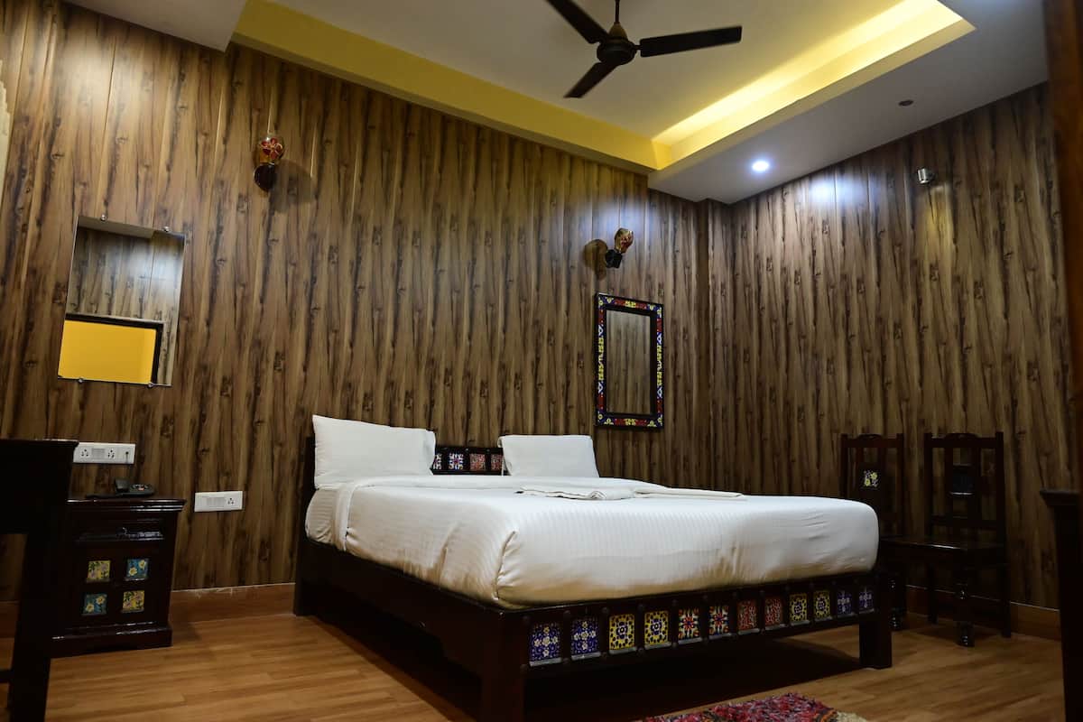 Quarto Premium, 1 cama de casal | Cofre no quarto, secretária, cortinas/cortinados opacos 