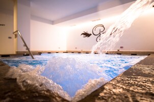 Piscina interna, espreguiçadeiras