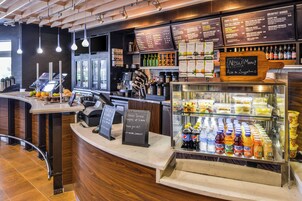 Pequenos-almoços e jantares servidos, incluindo cozinha americana 