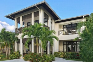 Villa, 4 quartos, vista para o resort | Roupa de alta qualidade, cofre no quarto, secretária 