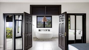 Villa Two | Casa de banho | Artigos de higiene pessoal grátis, um secador de cabelo, roupões