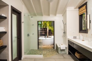 One-Bedroom Ocean View Villa | Casa de banho | Artigos de higiene pessoal grátis, um secador de cabelo, roupões 
