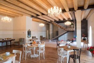 Café da manhã com buffet todos os dias mediante uma taxa