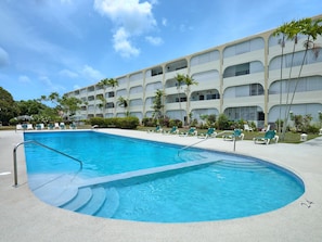 Piscina externa, guarda-sóis, espreguiçadeiras