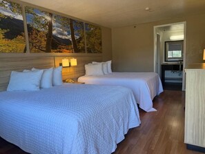 Quarto, 2 camas queen-size, não fumadores | Secretária, ferro/tábua de engomar, Wi-fi grátis 