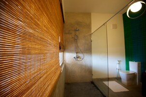Quarto Deluxe | Casa de banho | Artigos de higiene pessoal grátis, um bidé, toalhas fornecidas