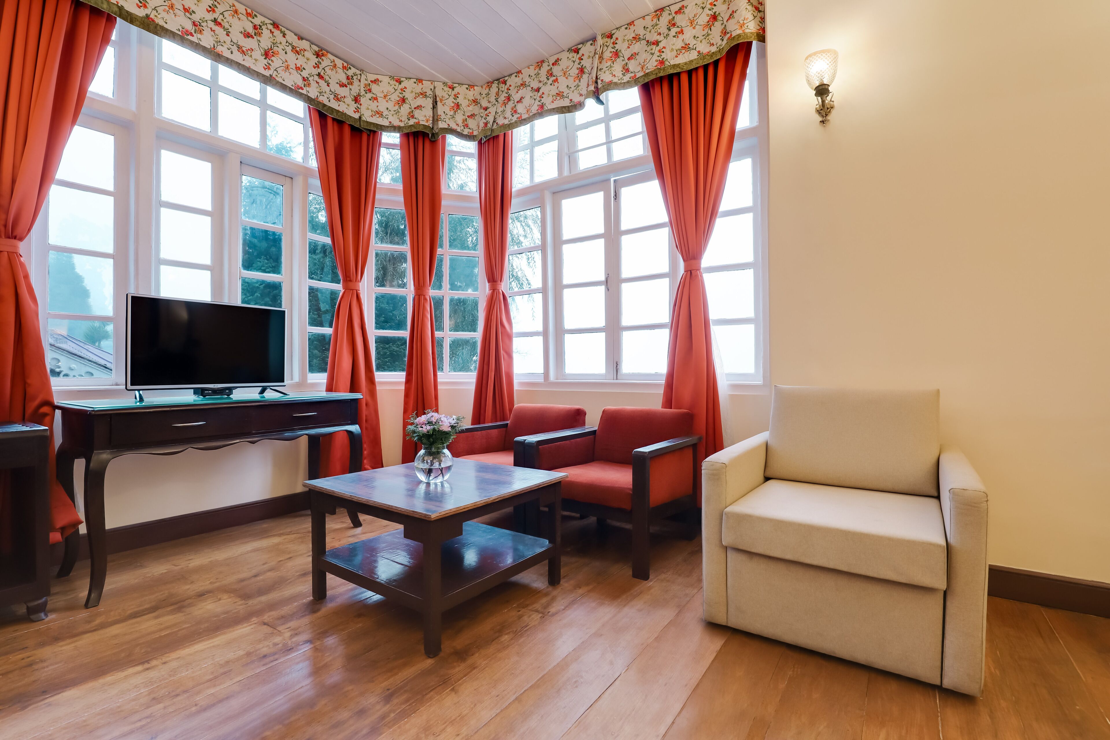 Rathong Heritage Suite | Sala de estar | Televisor LED de 28 polegadas com canais por cabo, televisor 