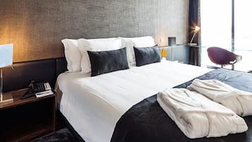 Roupa de alta qualidade, minibar, cofre no quarto, secretária