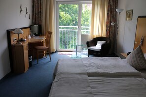 Roupa de alta qualidade, minibar, secretária 