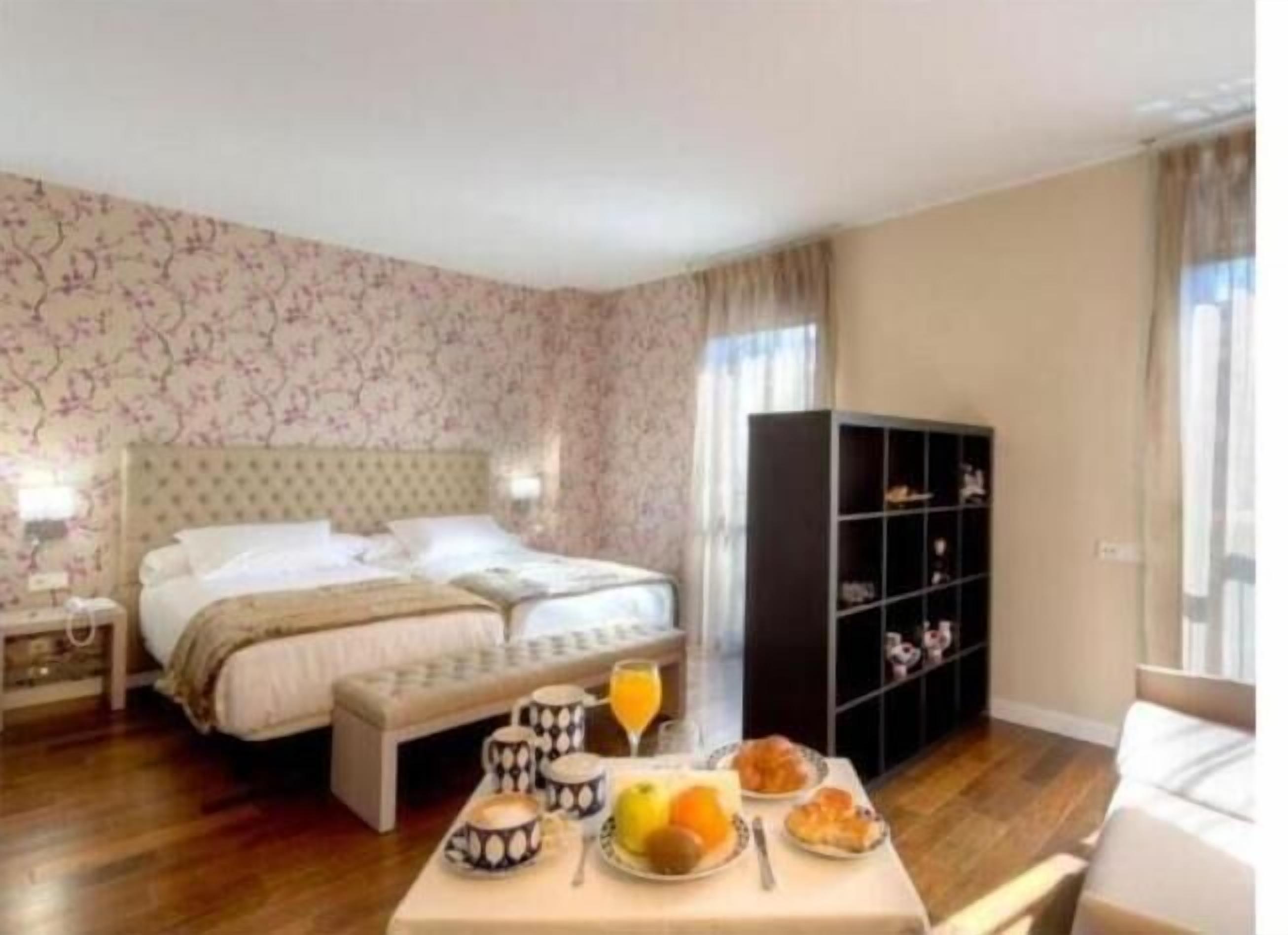 Frigobar, cofres nos quartos, individualmente decorados, escrivaninha