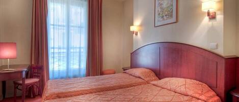 Quarto Twin | Cofre no quarto, secretária, ferro/tábua de engomar