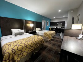 Suite, 2 camas queen-size, não fumadores, kitchenette | Roupa de alta qualidade, camas de colchão pillowtop, secretária 