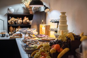 Café da manhã com buffet todos os dias mediante uma taxa