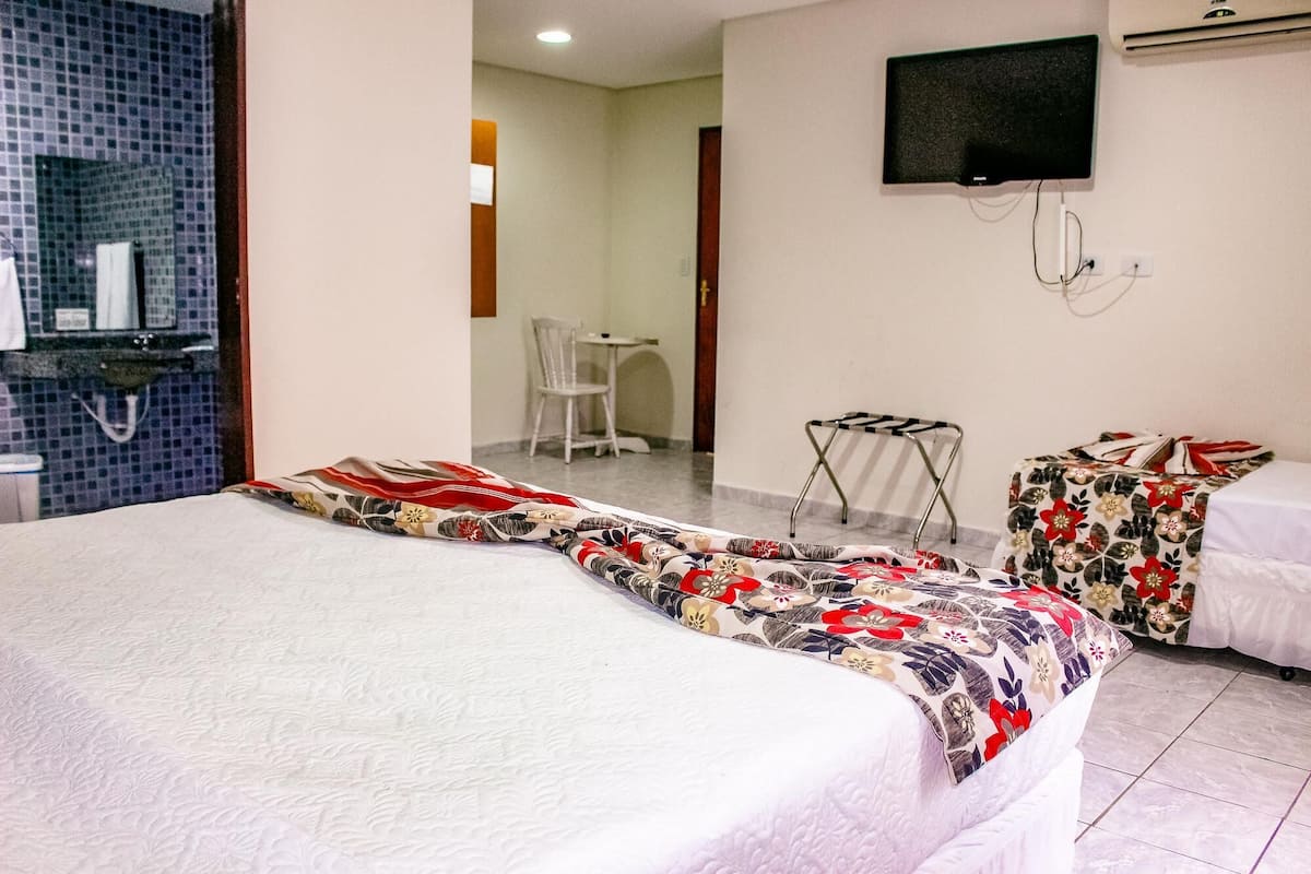 Frigobar, berços grátis, Wi-Fi de cortesia, roupa de cama