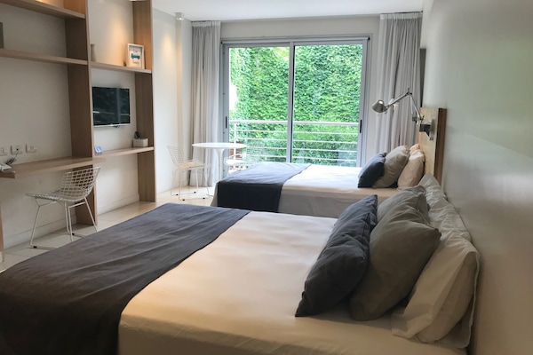 Quarto Quádruplo | Roupa de alta qualidade, cofre no quarto, secretária