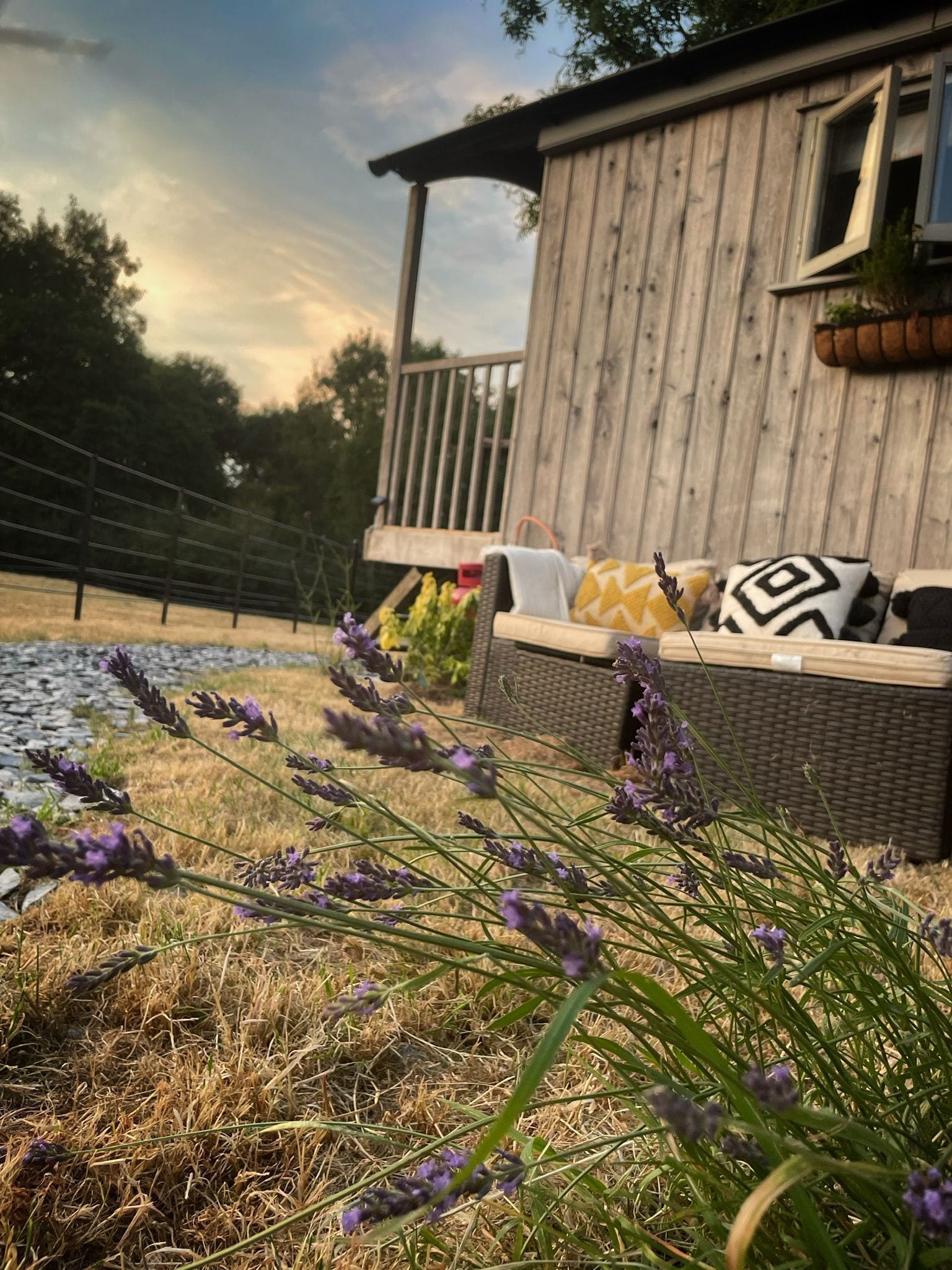 Cabine, banheira de hidromassagem grande (Shepherds Hut) | Secretária, quartos insonorizados, Wi-fi grátis 