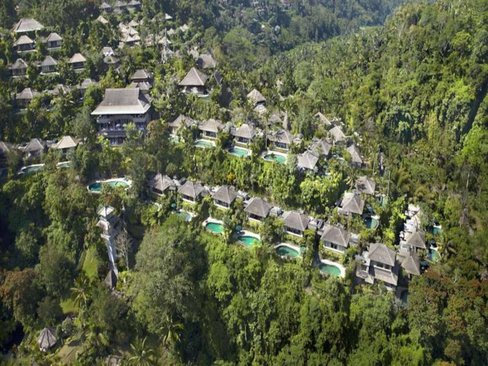 Resort com diversas acomodações no estilo de bangalô, cada uma com piscina privativa.