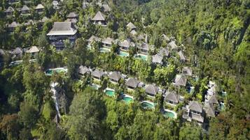 Resort com diversas acomodações no estilo de bangalô, cada uma com piscina privativa.