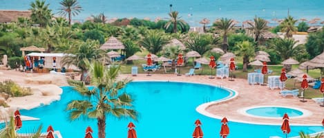 2 piscinas exteriores, guarda-sóis, espreguiçadeiras