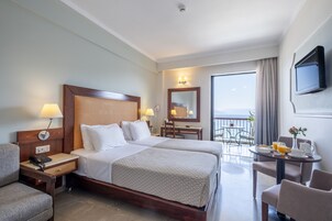 Quarto Duplo ou Twin, varanda, vista para o mar | Cofre no quarto, berços/camas para crianças grátis, Wi-fi grátis 