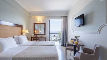 Quarto casal ou duplo, sacada, vista para o mar | Cofres nos quartos, berços grátis, Wi-Fi de cortesia, roupa de cama