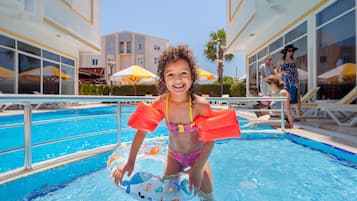 Piscina exterior, guarda-sóis, espreguiçadeiras