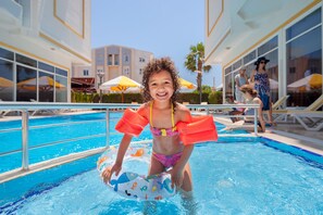 Piscina externa, guarda-sóis, espreguiçadeiras