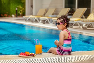 Piscina exterior, guarda-sóis, espreguiçadeiras