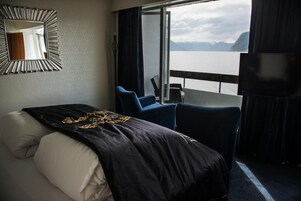 Roupas de cama premium, escrivaninha, cortinas blackout