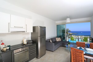 Apartamento, 1 quarto, vista para o mar | Cozinha privada | Um frigorífico/congelador grande, um micro-ondas, um forno 