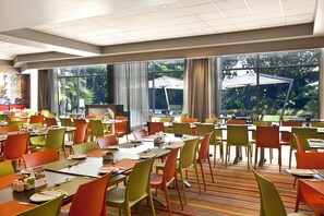 2 restaurantes, café da manhã, culinária internacional