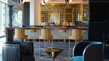 Este bar no terraço do hotel