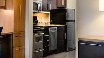 Geladeira, micro-ondas, cooktop, lava-louças