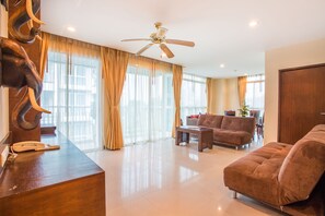 Apartamento, 2 quartos | Sala de estar | Televisor LCD de 32 polegadas com canais por cabo, televisor