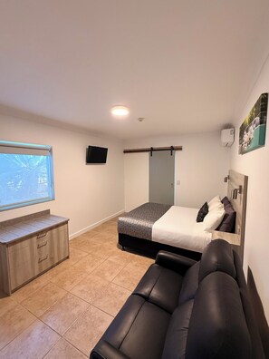 Quarto Superior, 1 cama queen-size, não fumadores, casa de banho anexa | Roupa de alta qualidade, secretária 