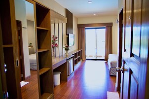 Quarto casal superior, vista para a piscina | Wi-Fi de cortesia, roupa de cama