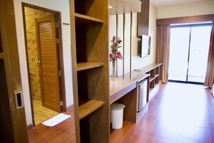 Quarto casal superior, acesso à piscina | Wi-Fi de cortesia, roupa de cama