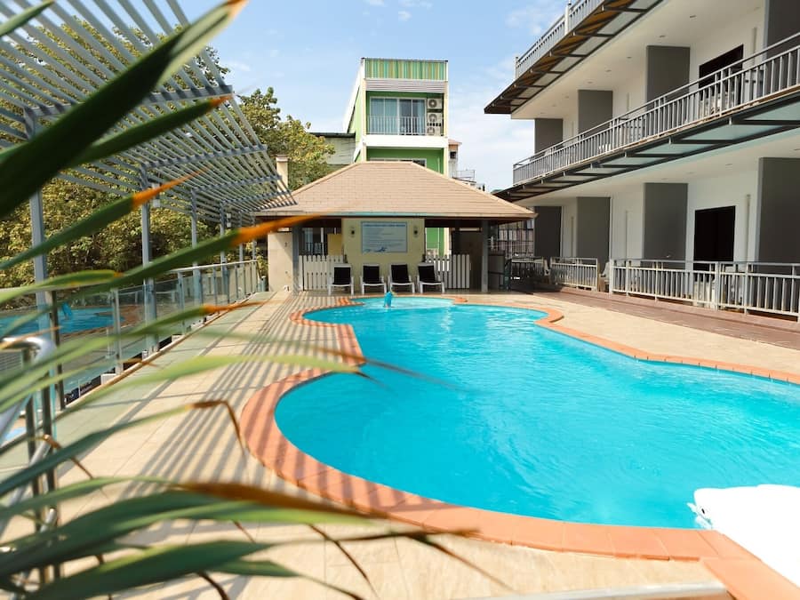 Piscina externa, espreguiçadeiras