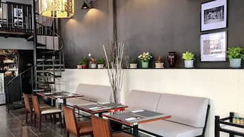 Café da manhã com pratos da culinária local grátis todos os dias