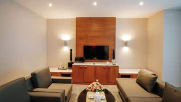 Apartamento, vista para a cidade | Sala de estar | TV de tela plana