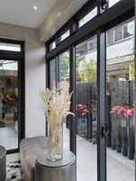 Um interior moderno com porta de vidro que dá para um alpendre.