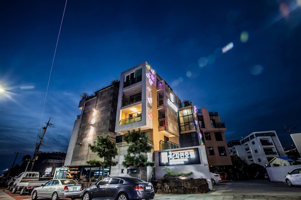 Cheonjiyeon Hotel - Jeju-do