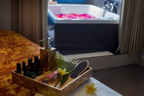 Banheira de hidromassagem, tratamentos corporais, manicures e pedicures 