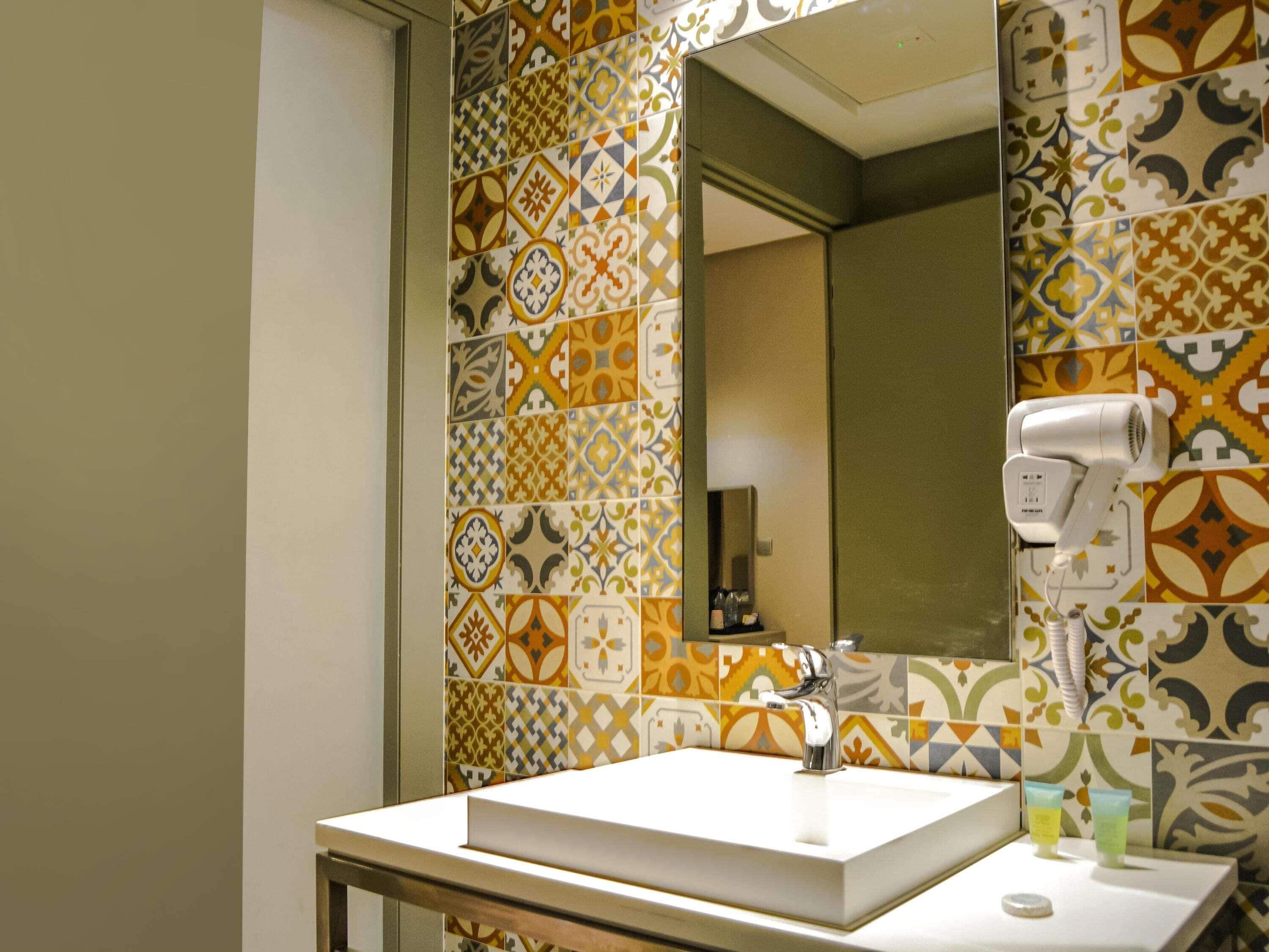 Minibar, cofre no quarto, secretária 