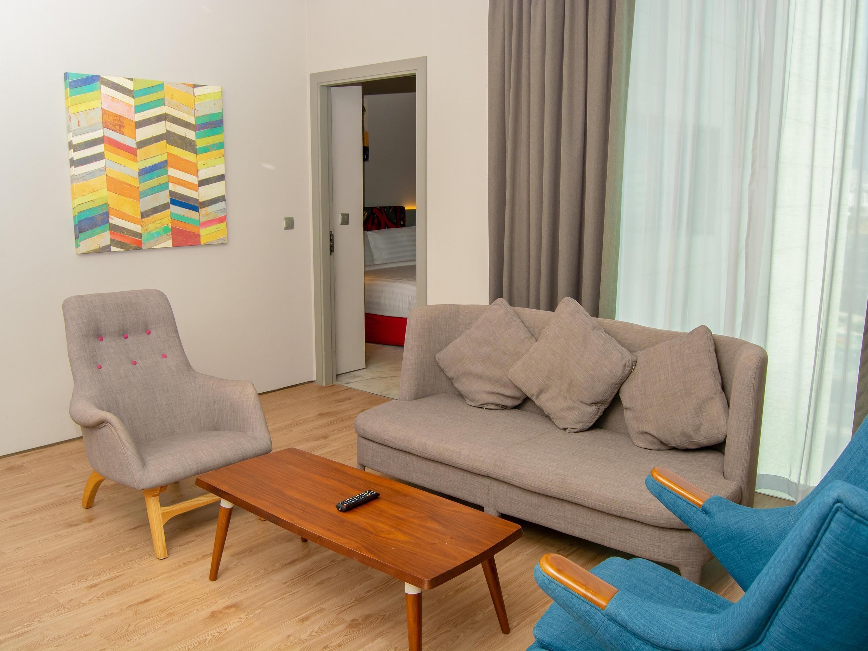 Suite, 2 camas individuais | Minibar, cofre no quarto, secretária 