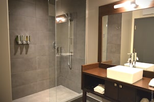 Quarto Design, 2 camas queen-size, frigorífico e micro-ondas | Casa de banho | Um secador de cabelo, toalhas fornecidas, sabão, champô